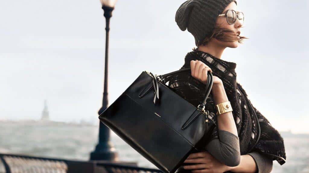 Стандартная и изящная женская сумочка черного цвета